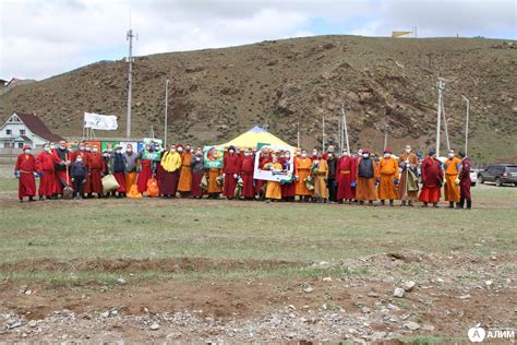 Гандантэгчэнлин хийдийн лам нар Туул голын ай сав дагуух хог хаягдлыг цэвэрлэлээ