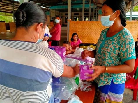 ဒီးမော့ဆိုမြို့နယ်ရှိ စစ်ဘေးရှောင် အမျိုးသမီးများကို ဆေးဝါးများ လှူဒါန်း Khit Thit Media