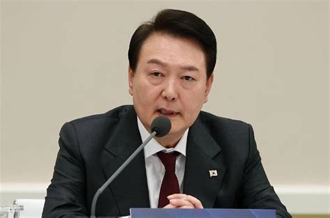 尹대통령 박근혜 전 대통령에게 생일 축하난 전달 아주경제