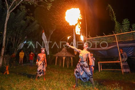 Atraksi Permainan Api Purnacandra Antara Foto