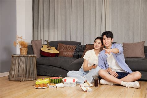 밤에 Tv를 시청하는 소파 앞에 앉아 있는 가정 부부 사진 무료 다운로드 Lovepik