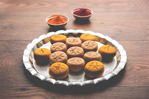 갈색 그리고 Kesar Pedha 또는 Peda 우유 회와 사프란에서 만든 인도 전통 달콤한 요리 0명에 대한 스톡 사진 및 기타 이미지 Istock