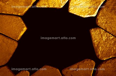 穴の空いた金色の壁の写真素材 185733699 イメージマート