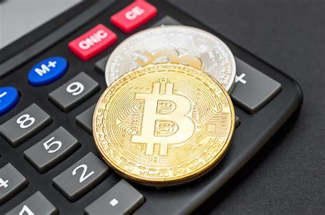 검은 배경에 계산기와 황금과 Bitcoin 동전 비즈니스 개념입니다 가상현실에 대한 스톡 사진 및 기타 이미지 가상현실 개념 검은색 Istock