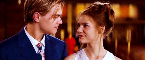 Гифка леонардо ди каприо клэр дэйнс ромео и джульетта гиф картинка скачать анимированный  на