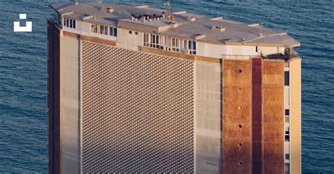 Foto Fotografía Arquitectónica De Edificios Grises Y Marrones Imagen Alto Gratis En Unsplash