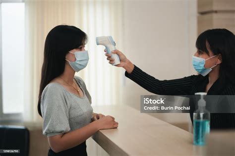 아시아 여성의 초상화는 병원에서 의료진에 의해 얼굴 마스크 검사 체온을 착용 코비드19 코로나바이러스의 확산을 방지하기 위한 카피 공간이 있는 새로운 정상 라이프스타일 컨셉