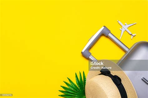여름 패턴 배경 가방 야자수 잎과 밀짚 모자선글라스 노란색 배경에 여행 구성흰색 비행기 상단 보기 플랫 레이 공간을 복사합니다