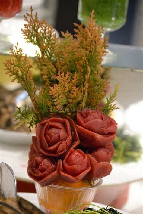 Rose Decoration With Several Roses Sitting On Top Of Each Other With