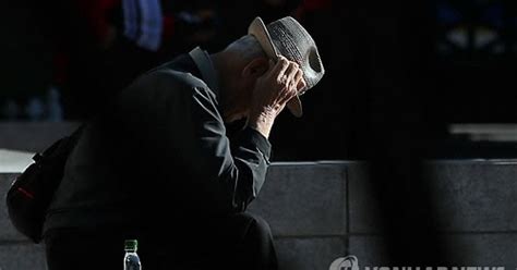 학대받은 노인 10명 중 7명이 아들 ·딸이 가해자