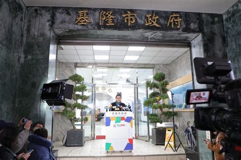 基隆市长谢国梁被控强盗 赴地检署说明