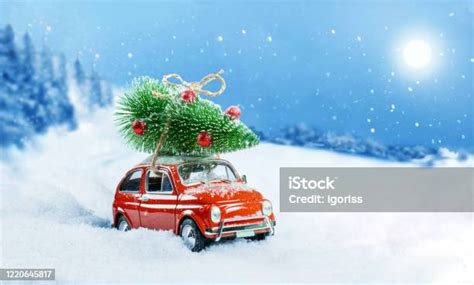 눈 덮인 겨울 숲에서 지붕에 크리스마스 트리를 들고 복고풍 빨간 자동차 크리스마스 배경입니다 휴일 카드입니다 공간을 복사합니다 전나무에 대한 스톡 사진 및 기타 이미지