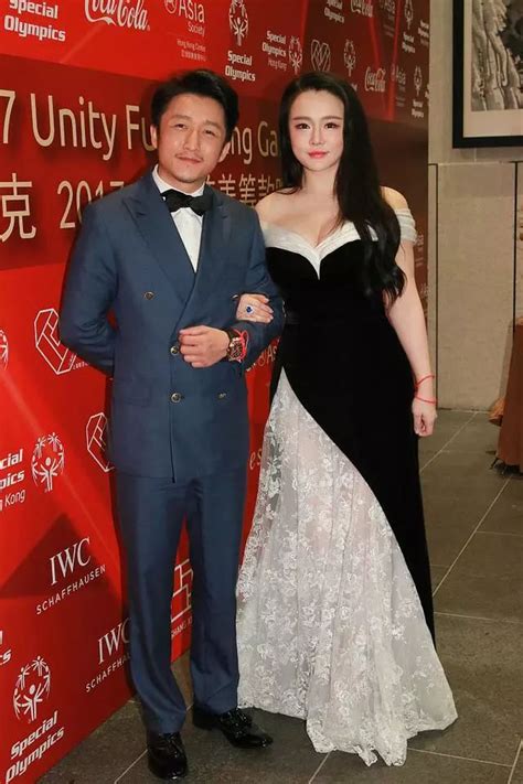 33岁冉莹颖真厉害！穿半透明蕾丝裙秀身材，网友：开到大腿根了！