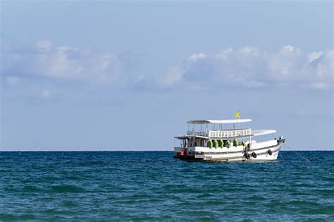 여행 보트는 태국 뜨 랏의 코 막 섬에서 여름에 푸른 하늘과 구름과 바다 위에 떠 있다 왼쪽의 공간을 복사 합니다 경관에 대한 스톡 사진 및 기타 이미지 Istock