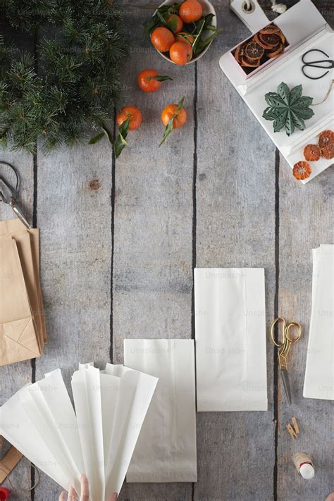 식물이있는 테이블과 그 위에 물건이있는 상자 사진 Unsplash의 화환 이미지