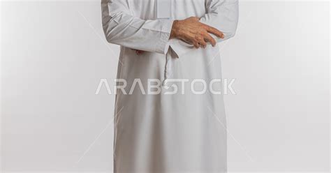 موك اب ابيض، كرت فارغ مستطيل الشكل، رجل أعمال يضع على رقبته بادج شخصي