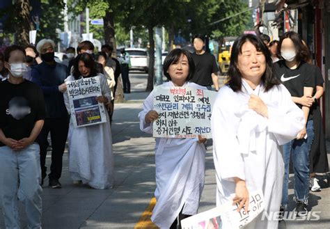 梨泰院雑踏事故の現場を訪れ嗚咽する遺族 Chosun Online 朝鮮日報