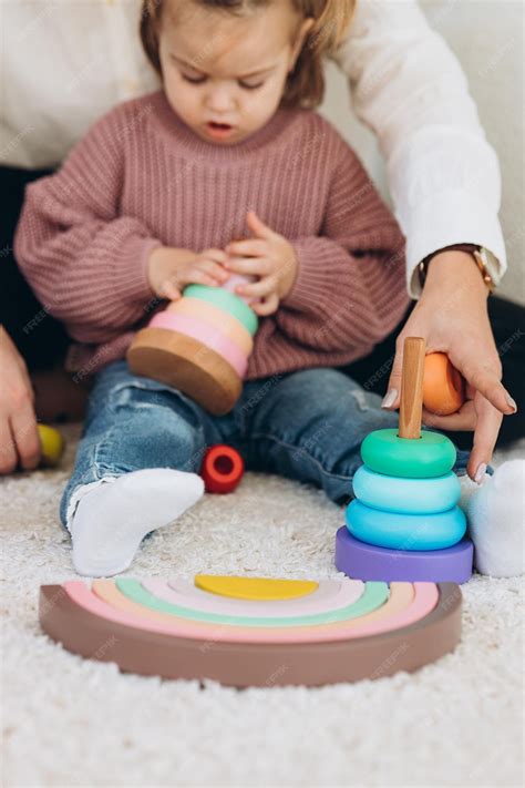 Menina Bonitinha Brincando Em Casa Com Brinquedos Ecológicos De Madeira