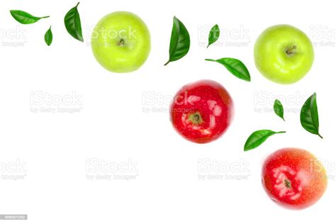 흰색 배경과 텍스트 상위 뷰 복사 공간에 고립 된 녹색 잎으로 장식 하는 빨간색과 녹색 사과 건강한 식생활에 대한 스톡 사진 및 기타 이미지 Istock