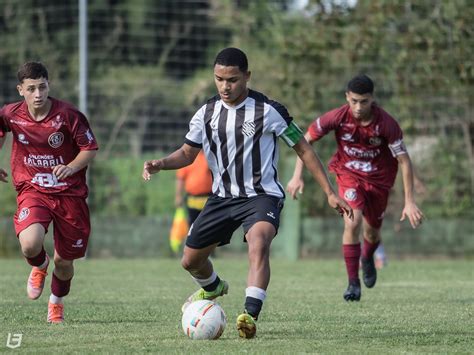Figueirense goleia Desportivo PR e garante classificação para segunda