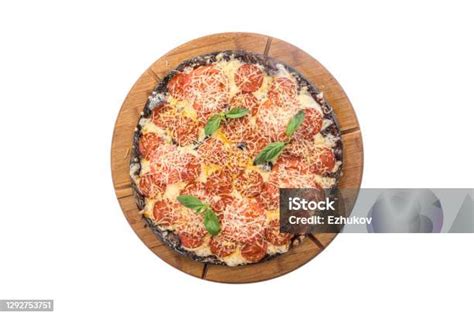 흰색 배경에 고립 된 검은 반죽에 소시지와 맛있는 페퍼로니 피자 0명에 대한 스톡 사진 및 기타 이미지 0명 고기 그릇 Istock