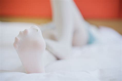 무료 이미지 빛 소녀 화이트 꽃잎 피트 귀엽다 손가락 식품 색깔 바닥 실내의 어린이 니콘 닫다