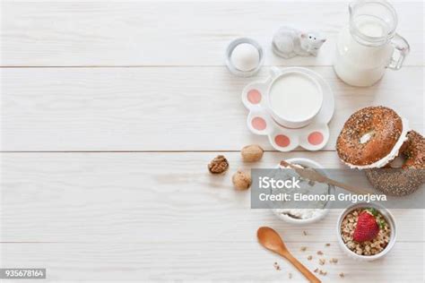 리 코타 치즈 그 라 놀라 신선한 빵과 달걀집에서 만드는 건강 한 아침 식사 흰색 나무 배경에 최고 볼 수 있습니다 0명에 대한