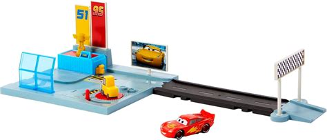 Disney Pixar Cars Coffret Sur La Route Centre Rust Eze Dinoco Avec Véhicule Flash Mcqueen Pitty