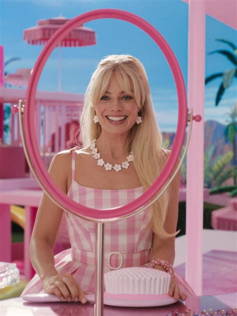 Como Margot Robbie está homenageando looks icônicos da Barbie