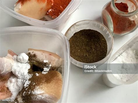 조각으로 잘라 고기 레이어와 돼지고기 라 드입니다 소금과 향신료 Interspersed 컨테이너에 거짓말 소금 근처 라 드