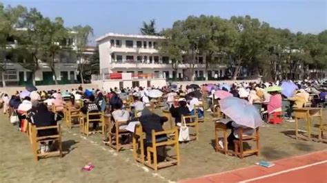 江西一中学组织学生操场露天考试：避免互相偷看上学记 梨视频官网 Pear Video