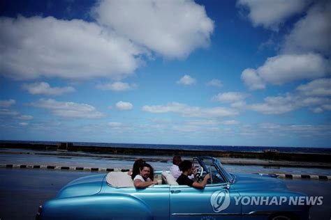 올드카 타고 아바나 말레콘 달리는 관광객들 연합뉴스