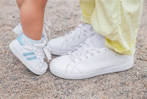 Mamá e hija están en las mismas zapatillas blancas Foto Premium