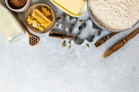 크리스마스 베이킹 배경 가벼운 배경에 크리스마스 베이킹을 요리하기위한 재료 복사 공간이 있는 상단 뷰입니다 진저 브레드 쿠키