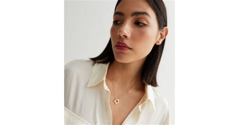 Gold Textured Flower Pendant Necklace New Look