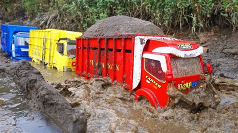 Truk Oleng Wahyu Abadi Terjebak Dalam Lumpur Saat Bawa Muatan Kayu Di