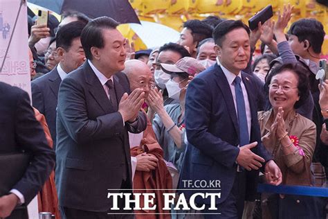 윤석열 어려운 이웃을 살피고 국민의 삶에 희망을 불어넣겠다 [tf사진관] 포토 기사 더팩트