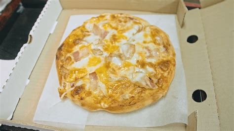 소녀는 피자 치즈 4를 먹는다 젊은 여성의 입을 가까이서 탐욕스럽게 피자를 먹고 야외 레스토랑에서 츄잉 정크 푸드 오픈 박스에서
