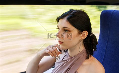 坐在火车窗边的年轻黑发女人高清摄影大图 千库网