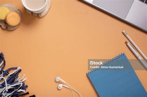 빈 파란색 종이 메모 패드 격자무늬 컵 펜 컬러 배경에 Pc가있는 사무실 테이블 책상 텍스트의 위쪽 보기 및 복사 공간 겨울에
