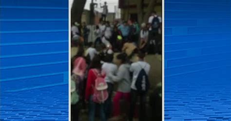 G1 Vídeo mostra briga entre alunas em frente à escola estadual em