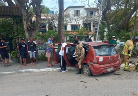 Duas pessoas ficam presas às ferragens em acidente de carro em Arraial do Cabo