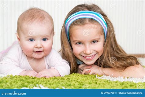 Nette Kleine Schwestern Stockfoto Bild Von Freude Farbe 29983750