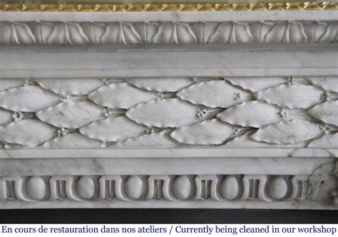 Cheminée d époque Louis XVI en marbre de Carrare à décor de feuilles de vignes et grappes de