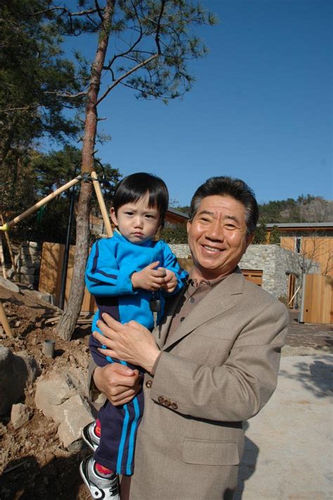 노무현사료관 봉하마을을 찾은 어린아이와 기념촬영하는 노무현 전 대통령