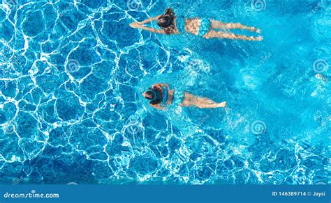 Aktive M Dchen Swimmingpool Wasserin Der Luftbrummenansicht Von Oben