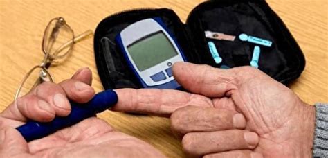 医生再劝：上了60岁的高血脂患者，宁可吃点咸菜，也别乱吃这3物