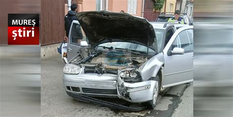 FOTO Accident rutier într o localitate din Mureș Impact între două mașini Mures Stiri