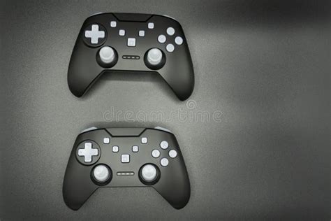 Dos Joysticks De Juego Negro Con Botones Blancos Aislados En Fondo Gris