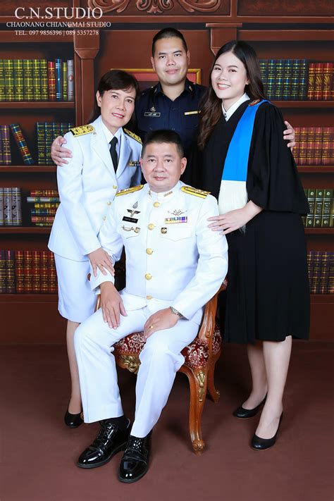 🔹 ถ่ายรูปครอบครัวชุดข้าราชการ ครอบครัว 4 ท่าน 2 000฿ 🔹 ถ่ายรูป